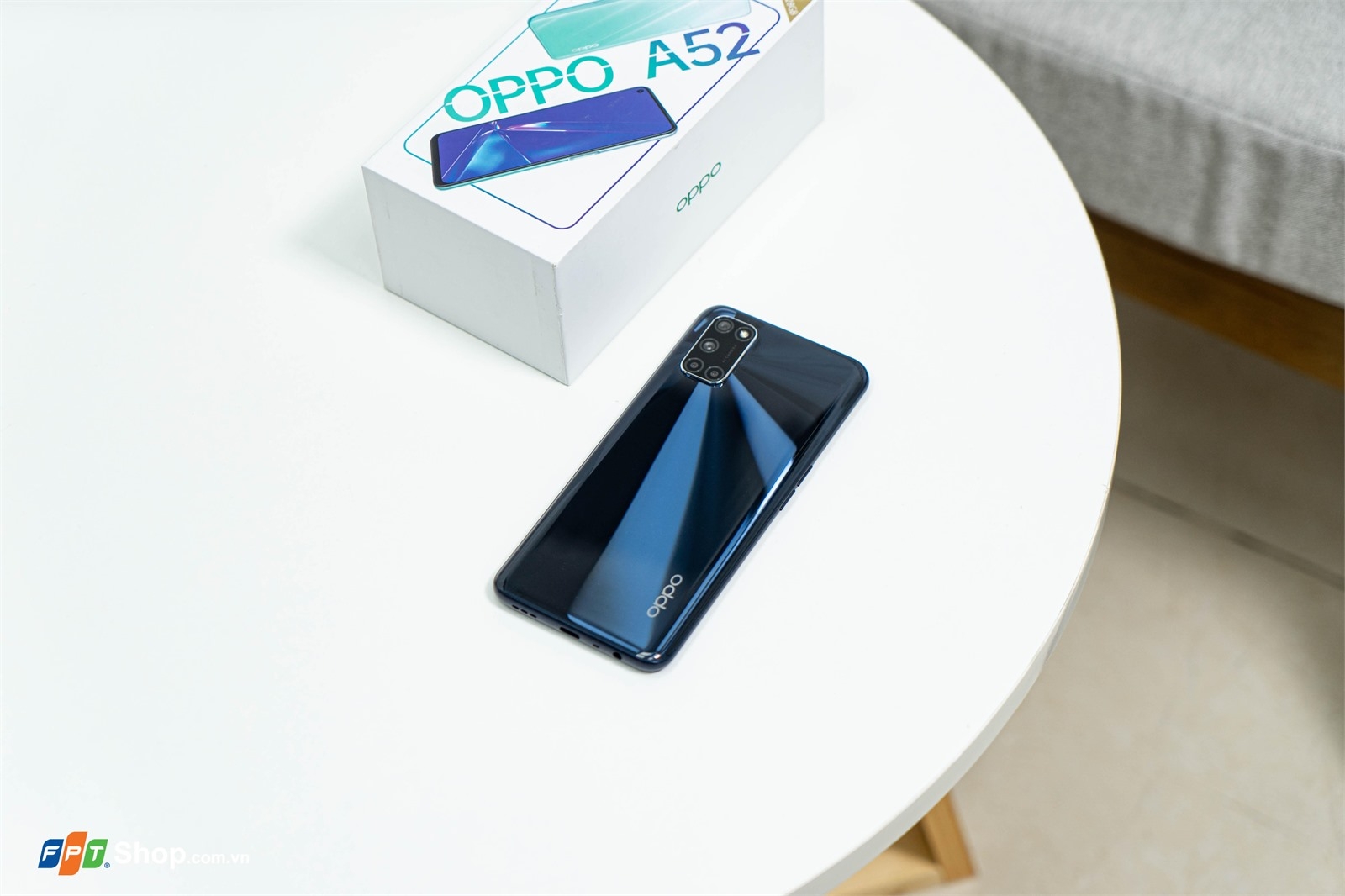 Khui hộp OPPO A52: Nổi bật với thiết kế hiện đại, giá bán hấp dẫn
