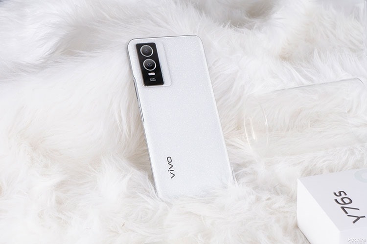 Trên tay vivo Y76s: Dimensity 810, camera 50MP và sạc nhanh 44W