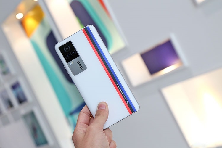 Trên tay iQOO 7: Flagship thứ 2 được trang bị chip Snapdragon 888
