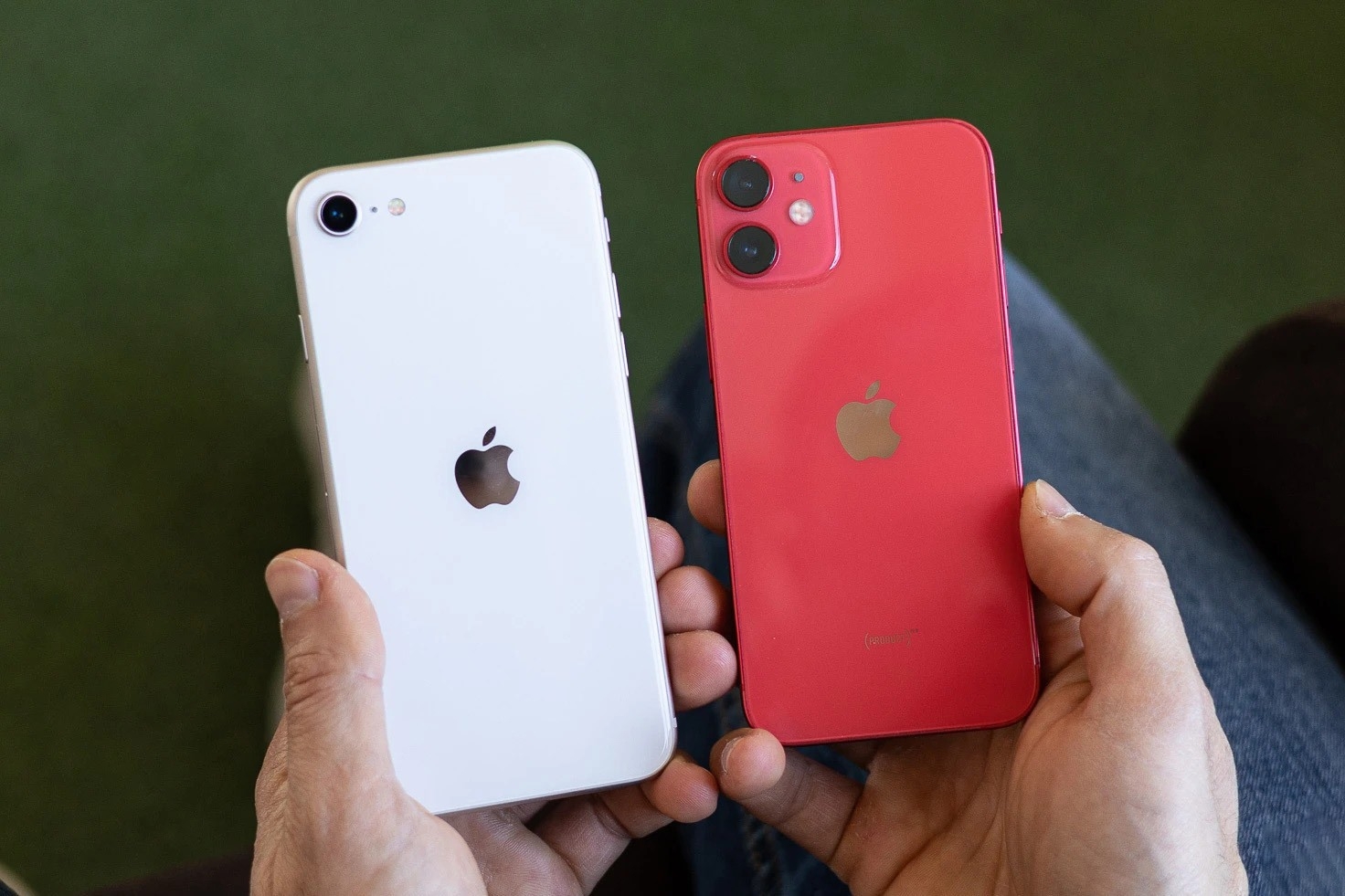 iPhone SE 2022 hay iPhone 12 mini đáng mua hơn?