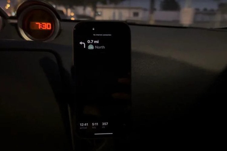 Màn hình AOD của iPhone 14 Pro hoạt động với Apple Maps