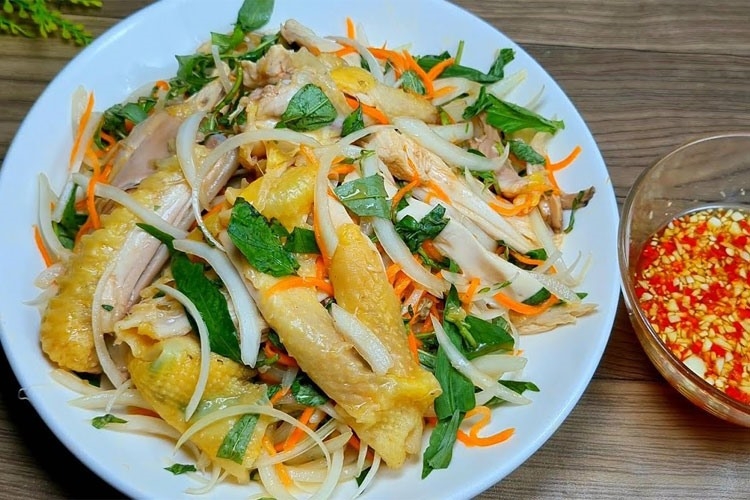 Gỏi gà rau răm chua ngọt ngon hết ý với cách làm cực đơn giản