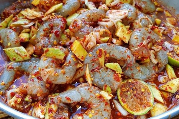 Cách làm gỏi tôm sống Thái Lan chuẩn vị thơm ngon, đơn giản