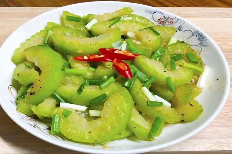 Công thức chế biến bí xanh xào tỏi thơm phức, ai cũng làm được