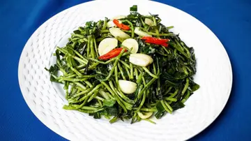 Cách chế biến rau trai xào tỏi cho bữa cơm nhà thêm trọn vị