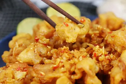 Tuyệt chiêu làm sụn gà chiên bơ tỏi giòn ngon sần sật như nhà hàng!