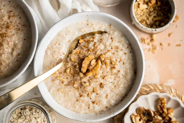 Công thức nấu cháo quả óc chó kết hợp yến mạch giúp bé ăn ngon