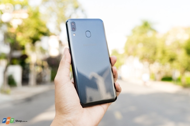 Samsung Galaxy M20 - Camera kép, Pin trâu 5000 mAh