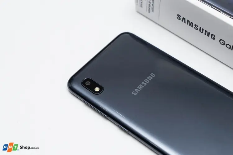 Samsung Galaxy A10 _ Vân tay trong màn hình, pin 4.000 mAh