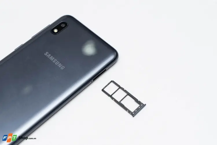 Samsung Galaxy A10 _ Vân tay trong màn hình, pin 4.000 mAh