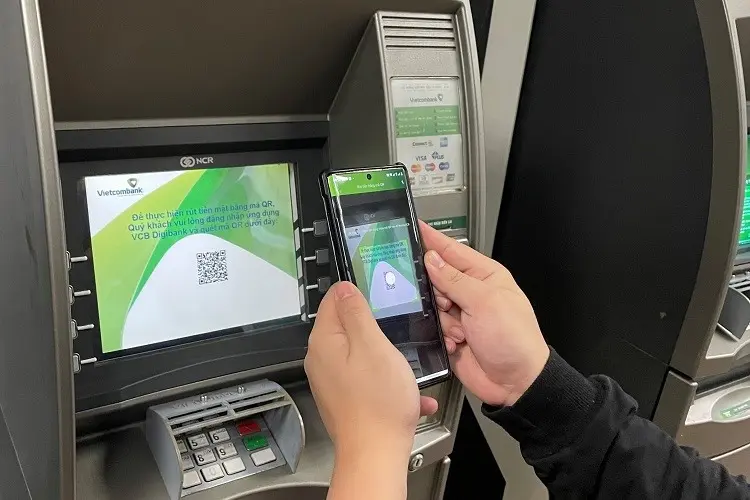 Hướng dẫn cách rút tiền bằng mã QR Vietcombank, không cần thẻ