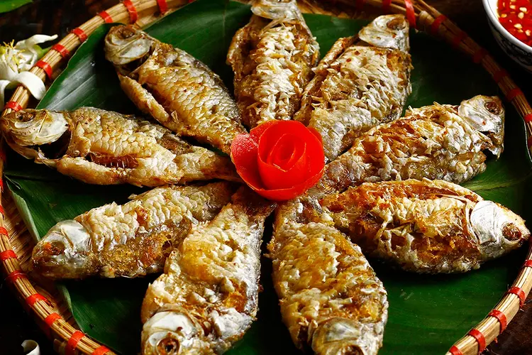 Cách làm cá diếc rán giòn thơm phức, vàng ruộm, ăn một lần là nhớ mãi