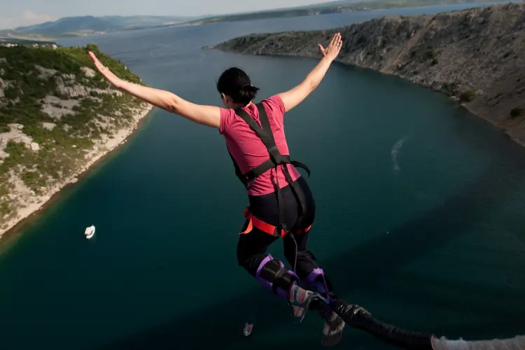 Nhảy bungee là gì? Cần chuẩn bị những gì trước khi thực hiện?