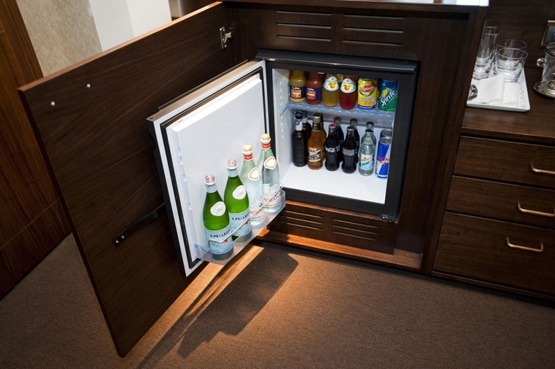 Minibar là gì? Tủ lạnh trong khách sạn và những điều cần biết