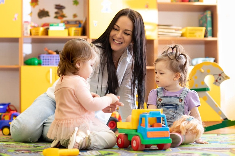 Babysitter là gì? Giải thích công việc và thu nhập của Babysitter