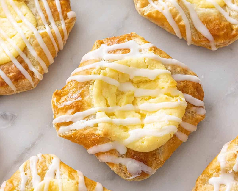 Tự làm bánh Danish với vỏ giòn tan và nhân kem phô mai ngon mê mẩn