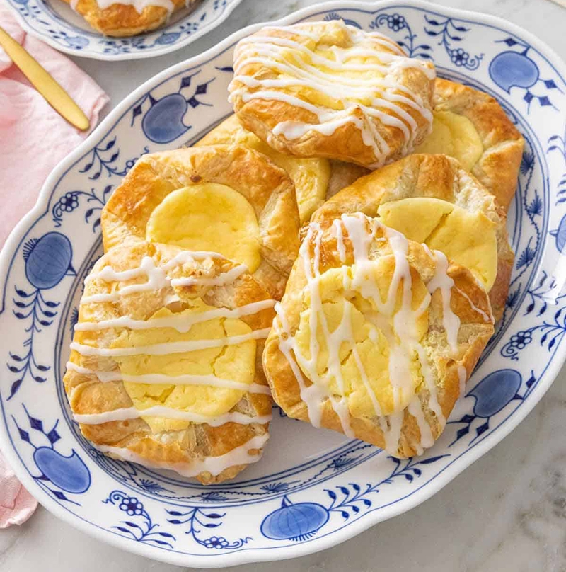 Tự làm bánh Danish với vỏ giòn tan và nhân kem phô mai ngon mê mẩn