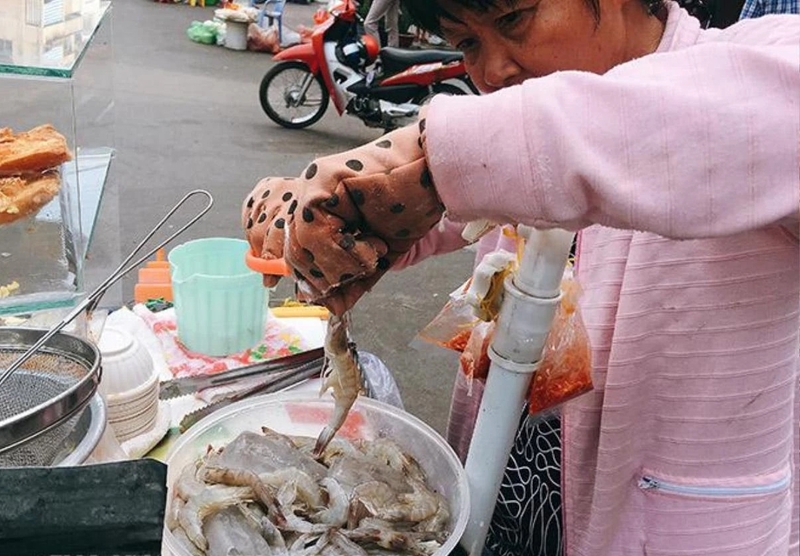 Khám phá bánh mì chiên tôm - đặc sản đường phố Sài Gò