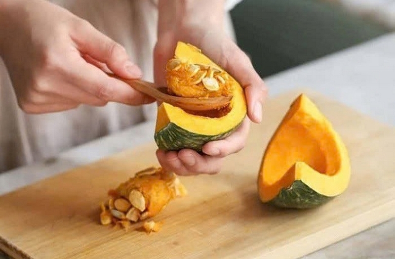 Cách làm bí đỏ chiên lắc phô mai – Món ăn vặt giòn tan, béo ngậy khó cưỡng