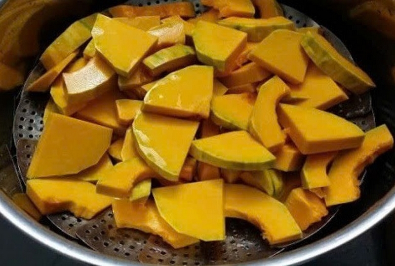 Cách làm món bí đỏ chiên tôm giòn rụm, thơm ngon và giàu dinh dưỡng cho bữa