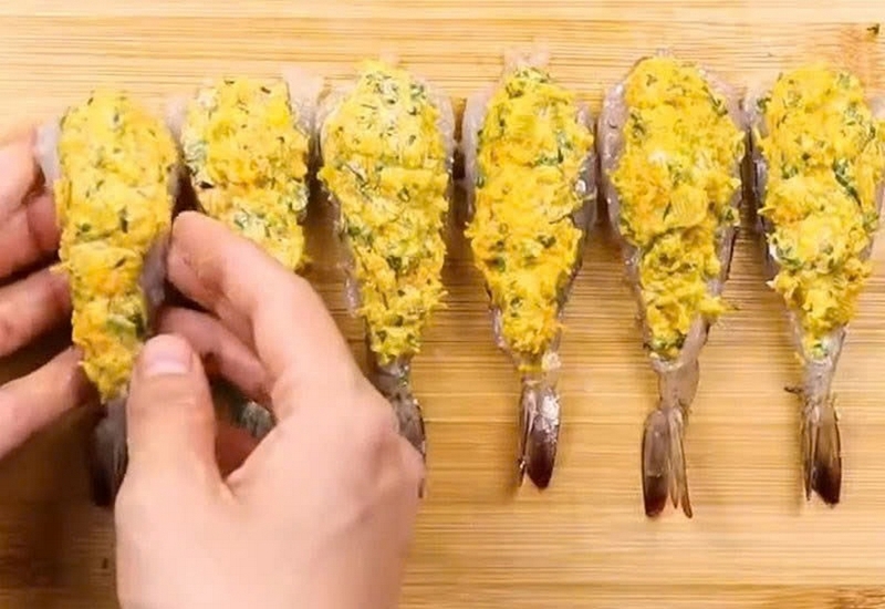 Cách làm món bí đỏ chiên tôm giòn rụm, thơm ngon và giàu dinh dưỡng cho bữa