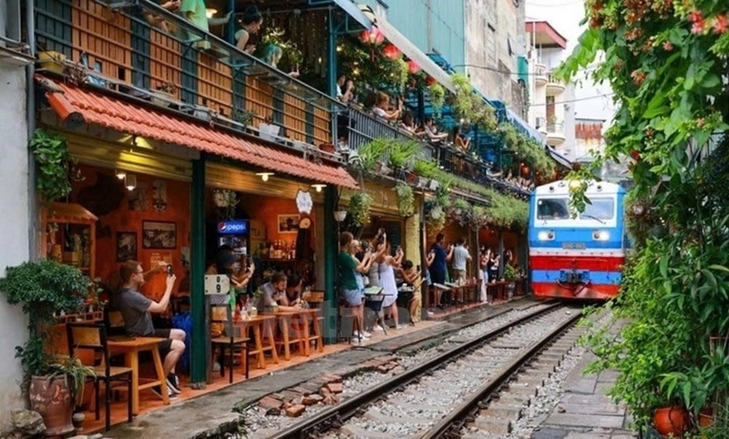 Cà phê đường tàu: Trải nghiệm độc đáo, hồi hộp và đầy hoài niệm giữa ...