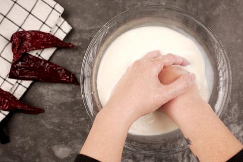 Cách làm dịu tay bị bỏng rát do ớt nhanh chóng, hiệu quả tức thời