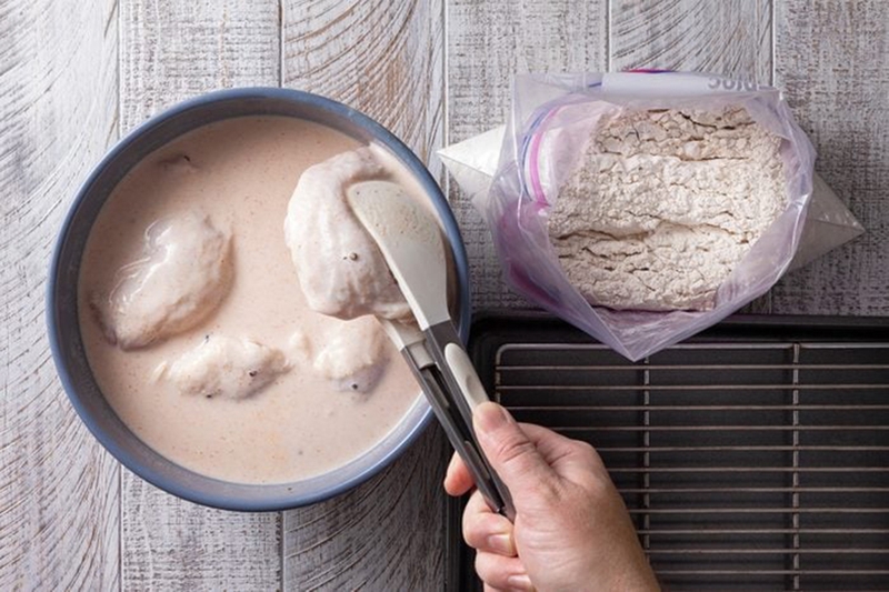 Cách làm đùi gà rán chuẩn vị nhà hàng với vỏ ngoài giòn tan