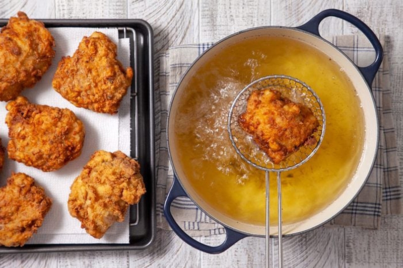 Cách làm đùi gà rán chuẩn vị nhà hàng với vỏ ngoài giòn tan