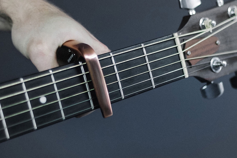 Capo là gì? Hướng dẫn sử dụng capo guitar hiệu quả cho người mới