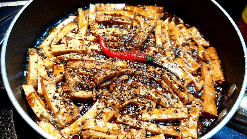 Đổi món bữa cơm với chả lụa chay kho tiêu, đơn giản mà thơm ngon, ai ...