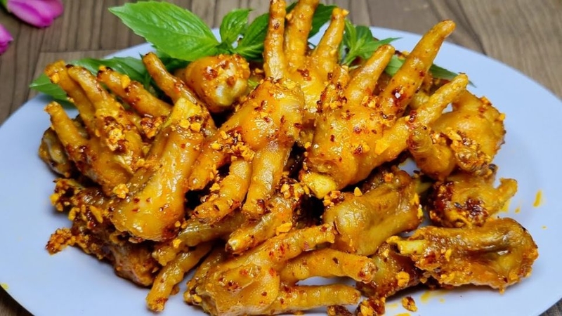 Chân gà chiên bơ tỏi - Món ăn vặt khoái khẩu của nhiều bạn trẻ