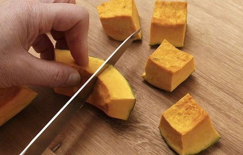 Cách nấu cháo óc heo bí đỏ: Lựa chọn hoàn hảo cho bé ăn dặm và người bệnh