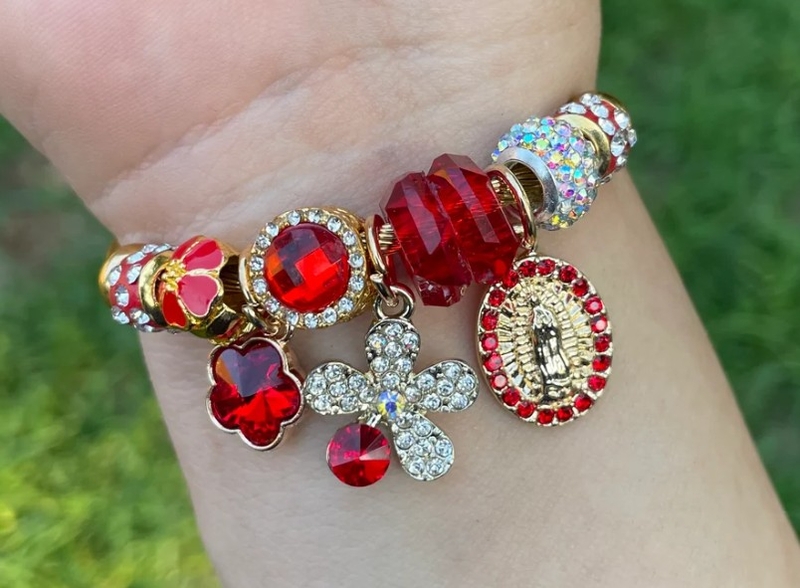 Charm là gì? Khám phá ý nghĩa và lịch sử vòng tay quyến rũ qua thời gian