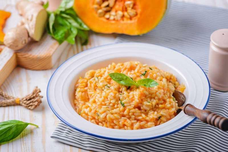 Trổ tài làm cơm Ý risotto bí đỏ sánh dẻo, thơm béo tại nhà