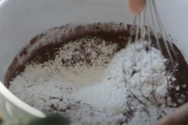 Crinkle cookies là gì? Cách làm bánh quy tuyết mềm ngọt hấp dẫn