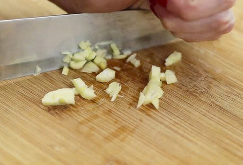 Cách chế biến cua đồng rang me chua ngọt ăn cực “dính” mà ai cũng làm được