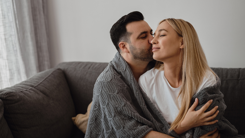 Cuddle là gì? Những điều thú vị về cái ôm ấm áp bạn chưa biết