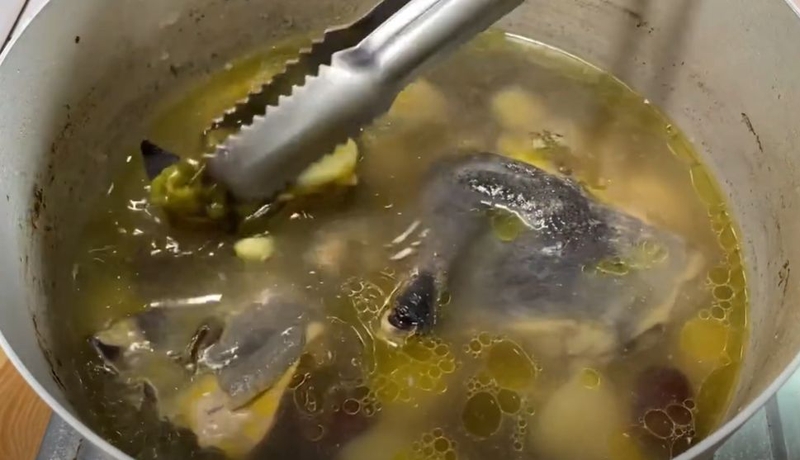 Khám phá công thức làm gà ác hầm hạt sen đơn giản mà giàu dinh dưỡng