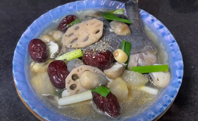 Khám phá công thức làm gà ác hầm hạt sen đơn giản mà giàu dinh dưỡng