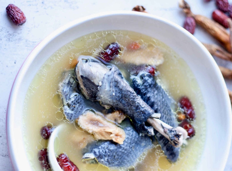 Tại sao gà ác hầm sâm được coi là món cực tốt để bồi bổ cơ thể?