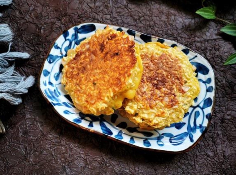 Cách làm hamburger mì tôm đơn giản, thơm ngon, lạ miệng ngay tại nhà