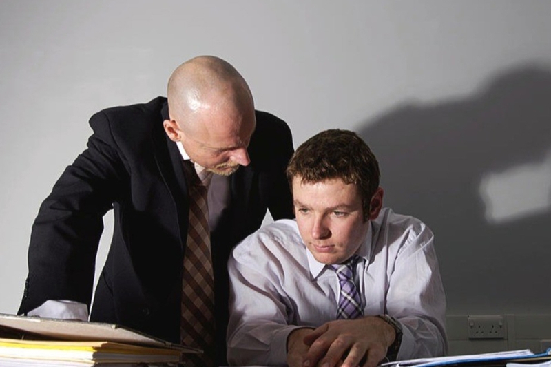 Hiểu rõ intellectual bully là gì để không vô tình trở thành “kẻ bắt nạt ...