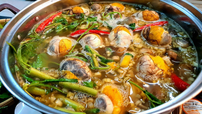 Cách nấu lẩu hột vịt lộn chua cay thơm ngon, dễ làm tại nhà