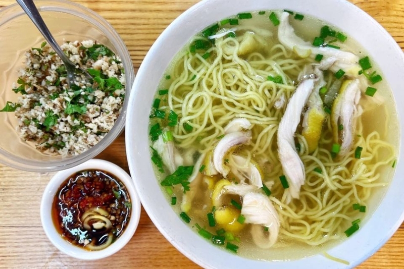 Bí quyết nấu mì gà xá kén chuẩn vị, sợi mì dai gà đậm đà cuốn hút