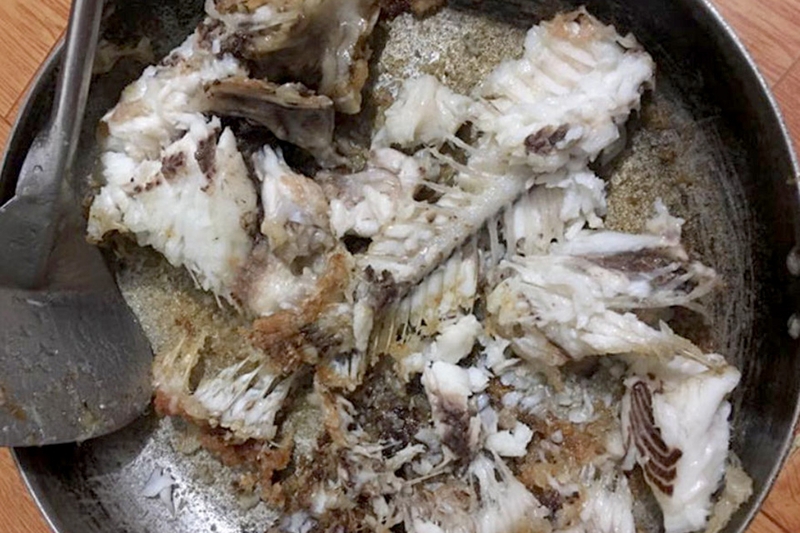 Cách rán cá không cần chảo chống dính nhưng không sát chảo