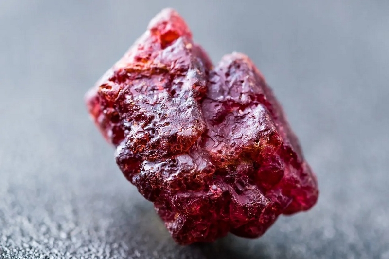 Spinel là đá gì? Khám phá vẻ đẹp, giá trị và ứng dụng phong thủy