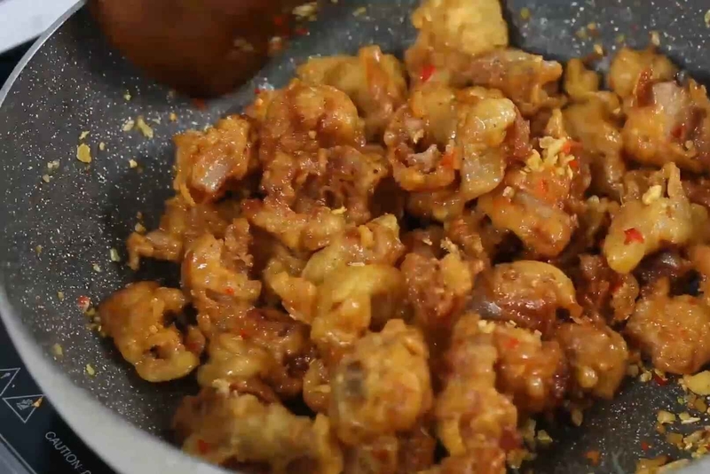 Tuyệt chiêu làm sụn gà chiên bơ tỏi giòn ngon sần sật như nhà hàng!