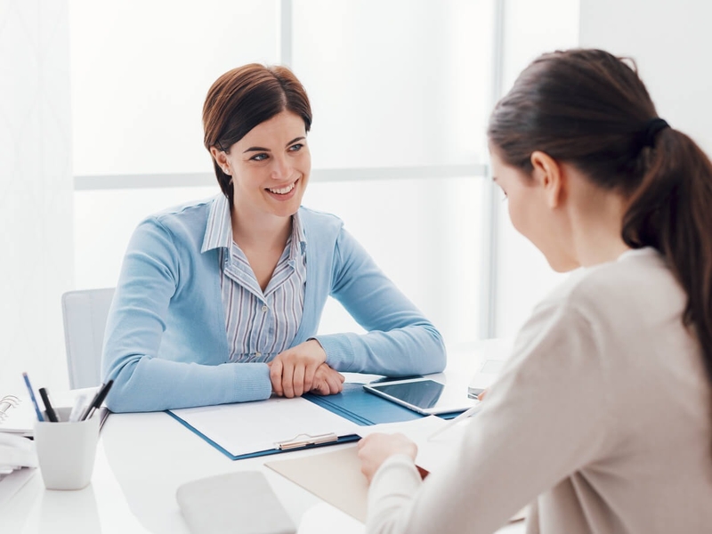 Take on là gì? Giải thích chi tiết và cách sử dụng chính xác