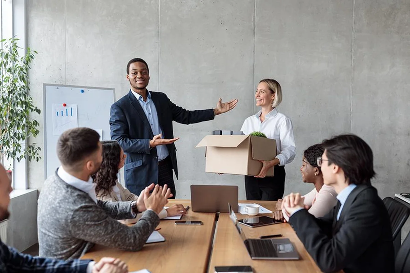 Take over là gì? Ý nghĩa thực tế trong giao tiếp và kinh doanh